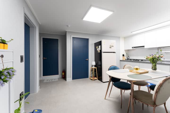 마포하루스테이
방3, 퀸침대4개,
최대 8명,
공덕역 5분, 조용하고 깨끗, 따뜻한(1층) - Seoul