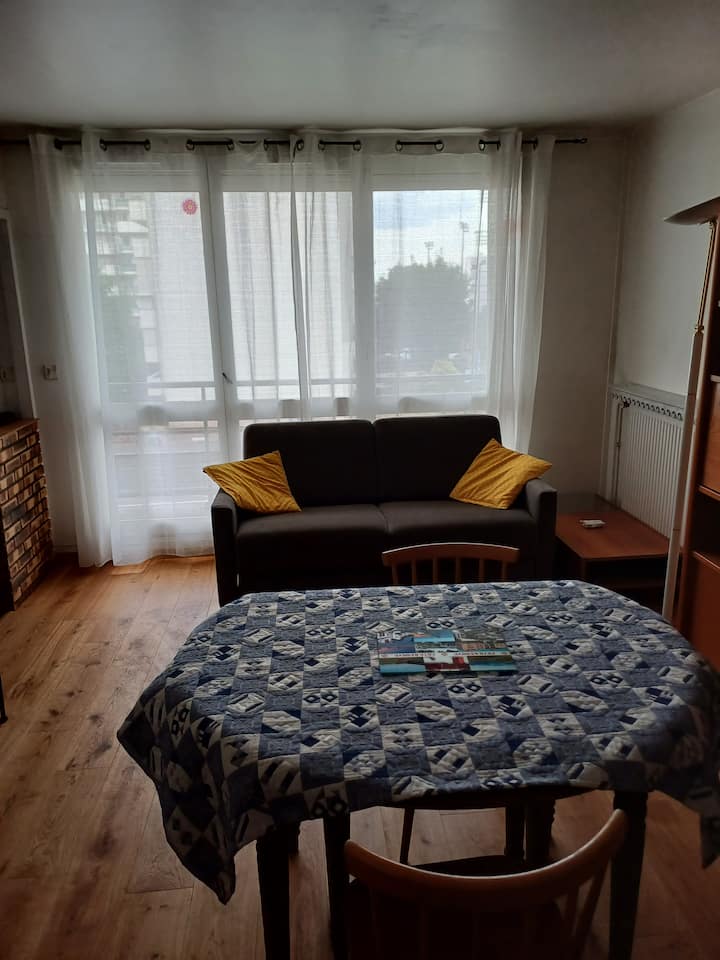 Charment T2 Avec Grande Baie Vitrée Et Balcon - Levallois-Perret