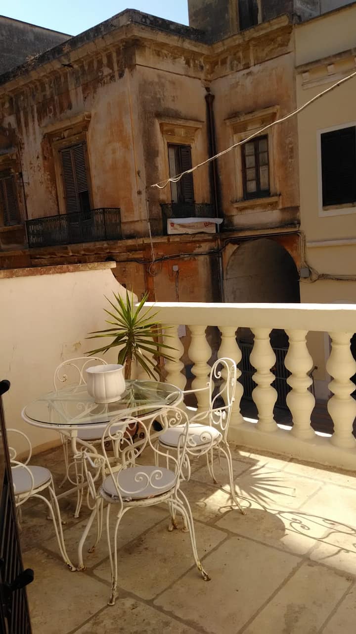 Ampio Appartamento In Palazzotto D'epoca - Brindisi