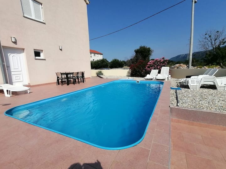 Petra Rosa Za 4 Osobe S Bazenom - Krk