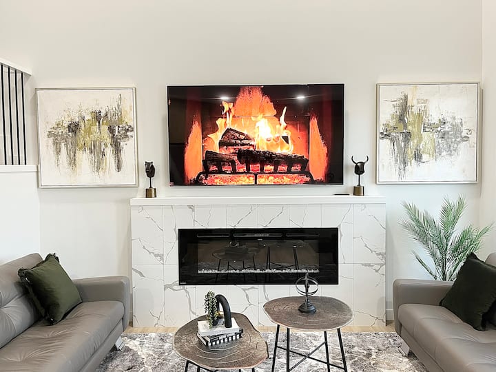Auggies Place: New Luxury Urban Retreat! Sleeps 10 - Alberta