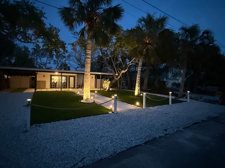 Charm Beach Cottage - Siesta Key, FL