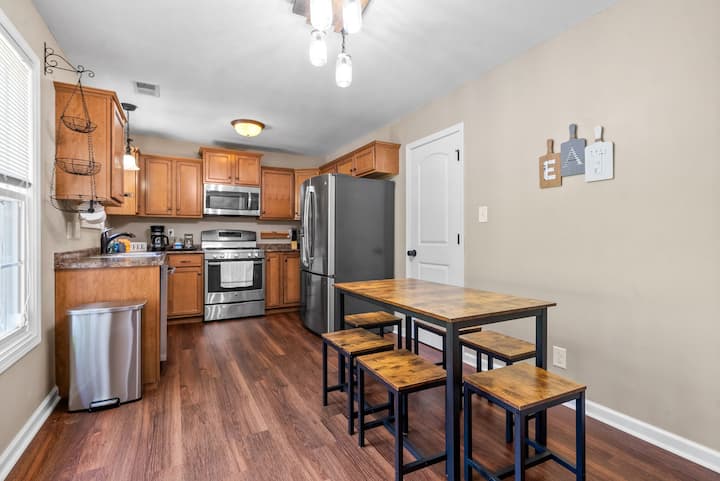 4 Bedrooms W/ Garage, Sleeps 10! - Clarksville, TN