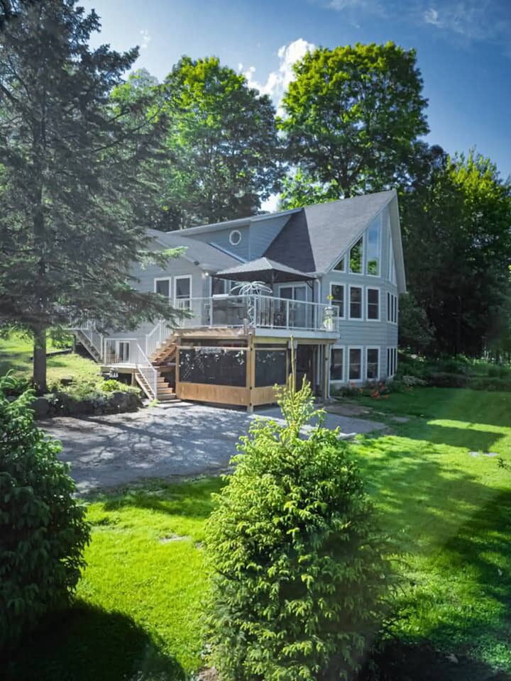 Waterfront Paradise Chalet - Kawartha Lakes