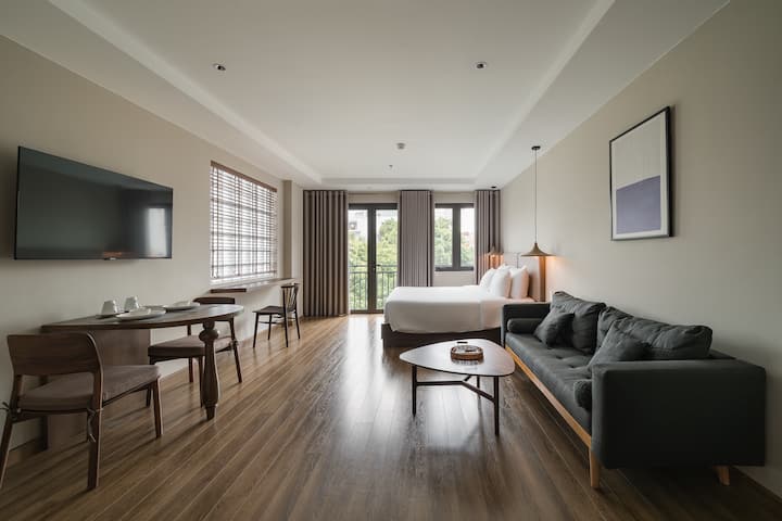 Charming Urban Studio With Street View - Hanoï