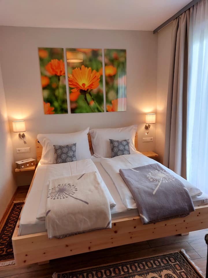 Koenigsapartments        Ringelblume - Feld am See