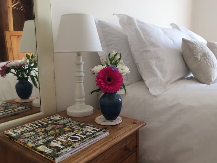 Lovely 2 Bedroomed Guest Suite & Private Entrance - Bath