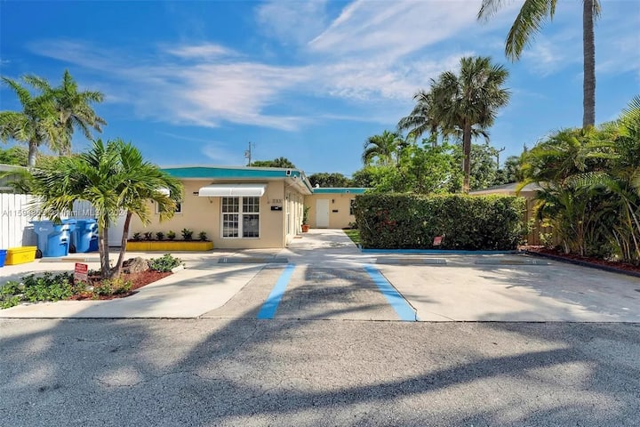 Private Beachside Lantana Apt - Boynton Beach, FL