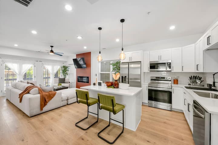 Murphy House 6bd Retreat - 2 King Suites - アトランタ