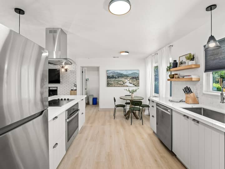The Sage Urban Retreat | Spacious, Garage Parking - Fresno, CA