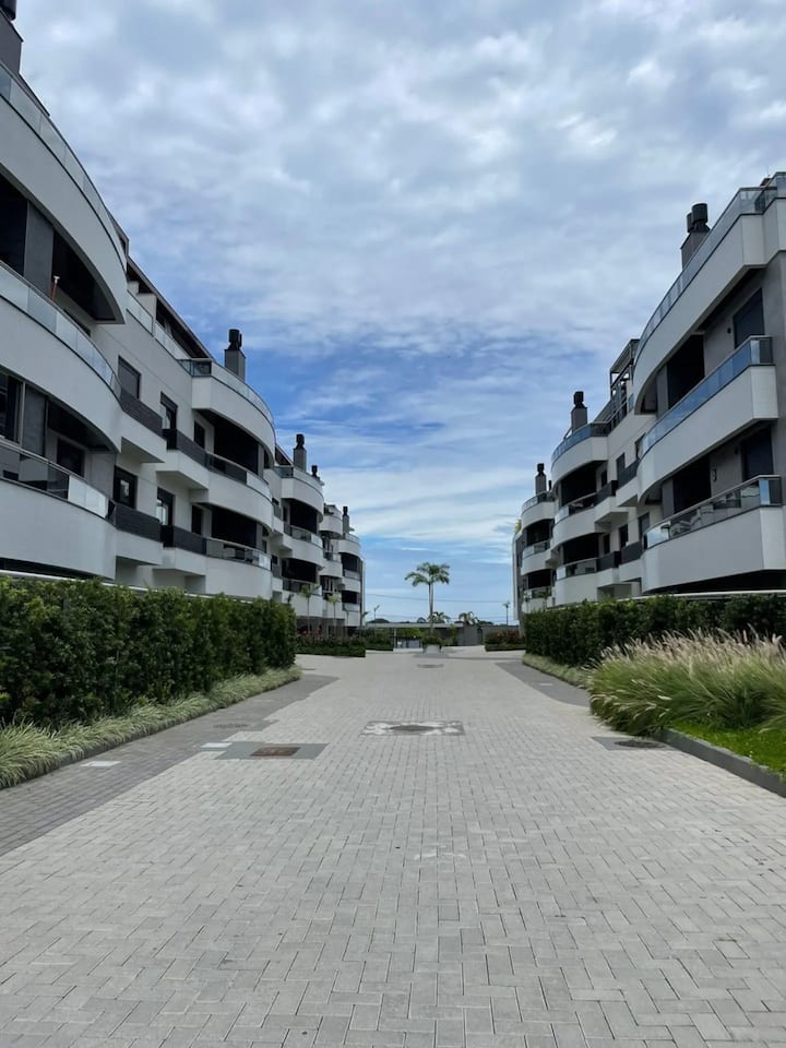 Apt 02 Dormitórios No Melhor Condomínio Da Região - Florianópolis