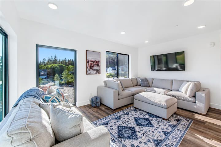 High-end, Convenient, New Build! - Juneau, AK