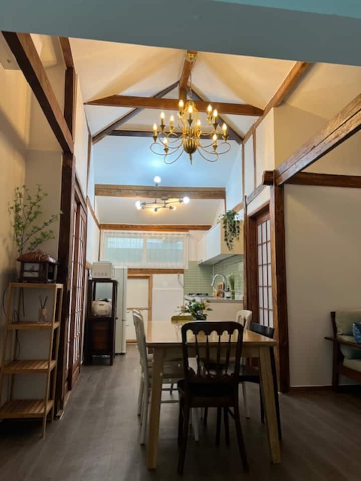 K-전통양식주택,방3,침대3,소파침대1,홍제역,공항버스2분,경복궁,인사동3정거장,7명가능 - Seoul