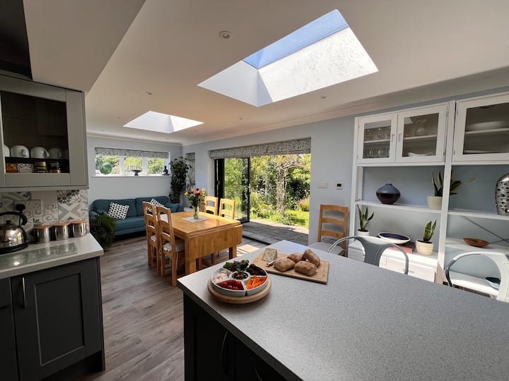 Tucked Away Garden Bungalow - Lymington