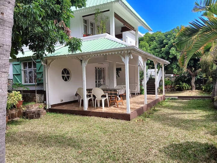 Charmante Maison Avec Terrasse Et Jardin - Port Louis