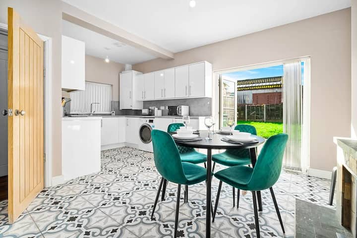 Cozee 3-bed House In Birmingham With Netflix - Sandwell