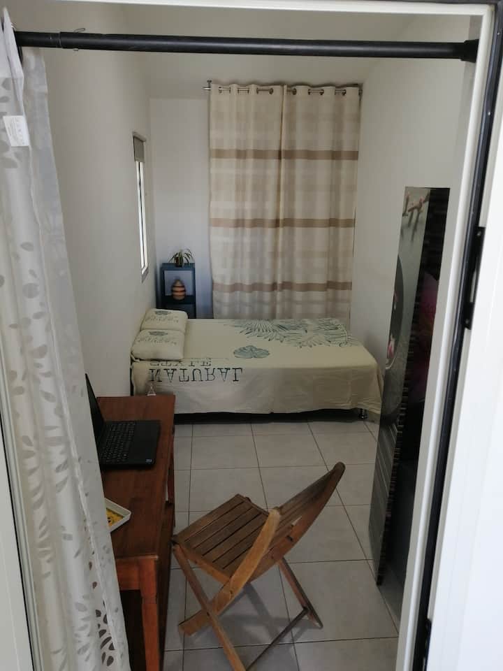 Chambre Indépendante Dans Maison - Saint-Pierre