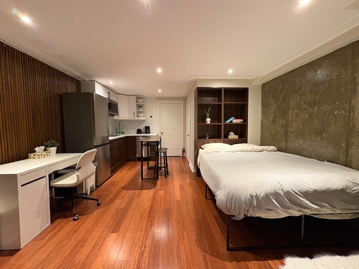 Guest Suite With Private Bathroom And Entrance - 토론토