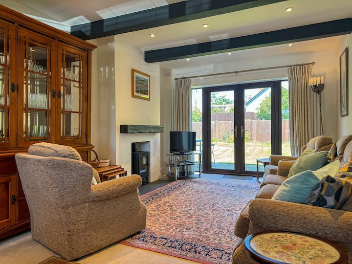 Comfy Family Home | Big Garden + 2-car Driveway - Tonbridge