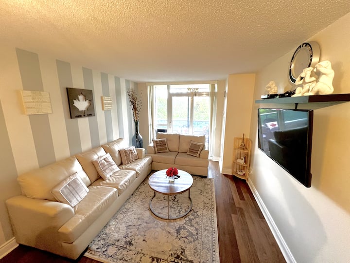 1 Bd+den/1bth Luxurious Condo - Markham