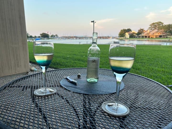 On Walden Cove. King Bed. Ground Floor. - Conroe