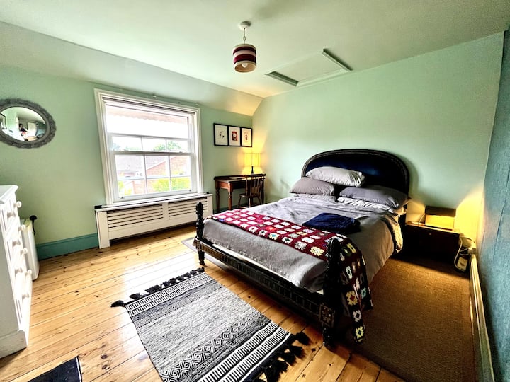 Double Bed In Period Home, Central Leatherhead - Shere