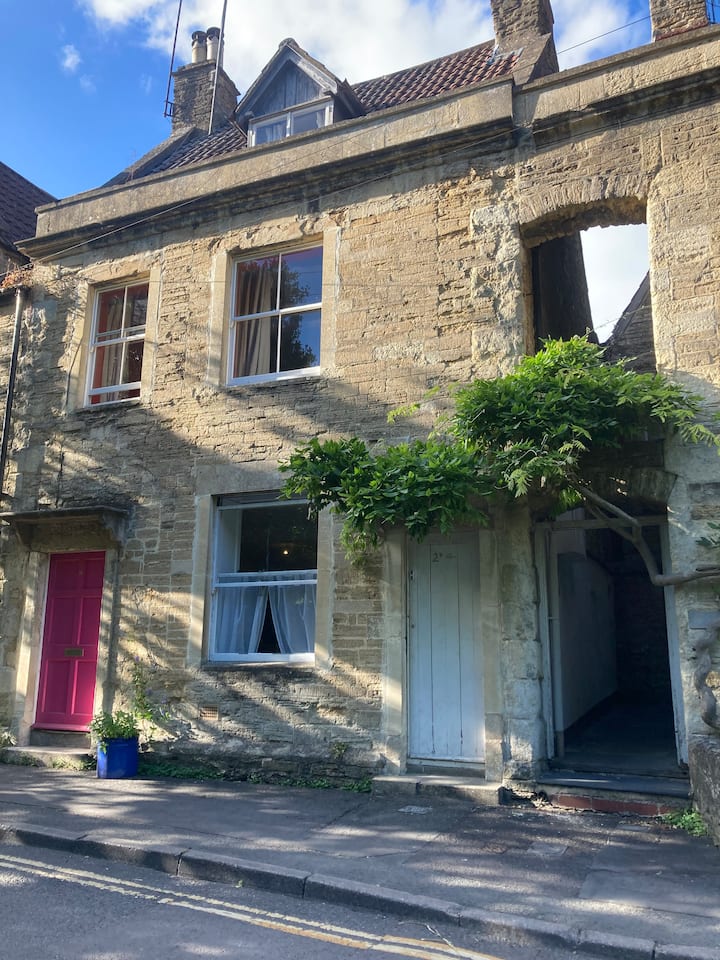 Beautiful Home On River Frome - 프롬