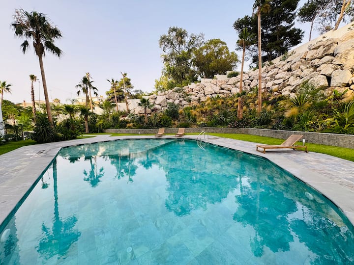 Sunlit 2-bedroom Apartment With A Pool & Sea Views - Tánger