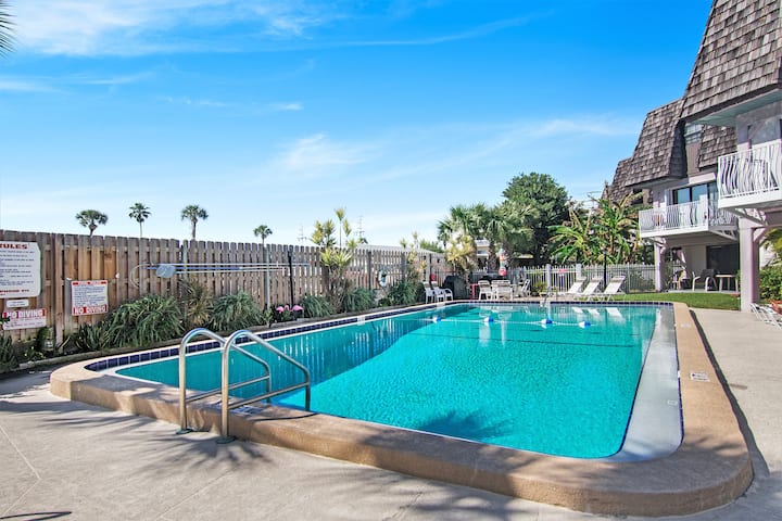 *Ocean Front For 12* 2 Condos, Each Unit Sleeps 6 - Cocoa Beach, FL