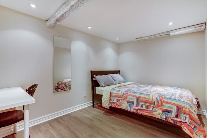 Cozy Basement W/ Private Bath - Toronto