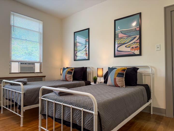 Must See! Pittsburgh Mansion: 10 Bedrooms, 20 Beds - Monroeville, PA
