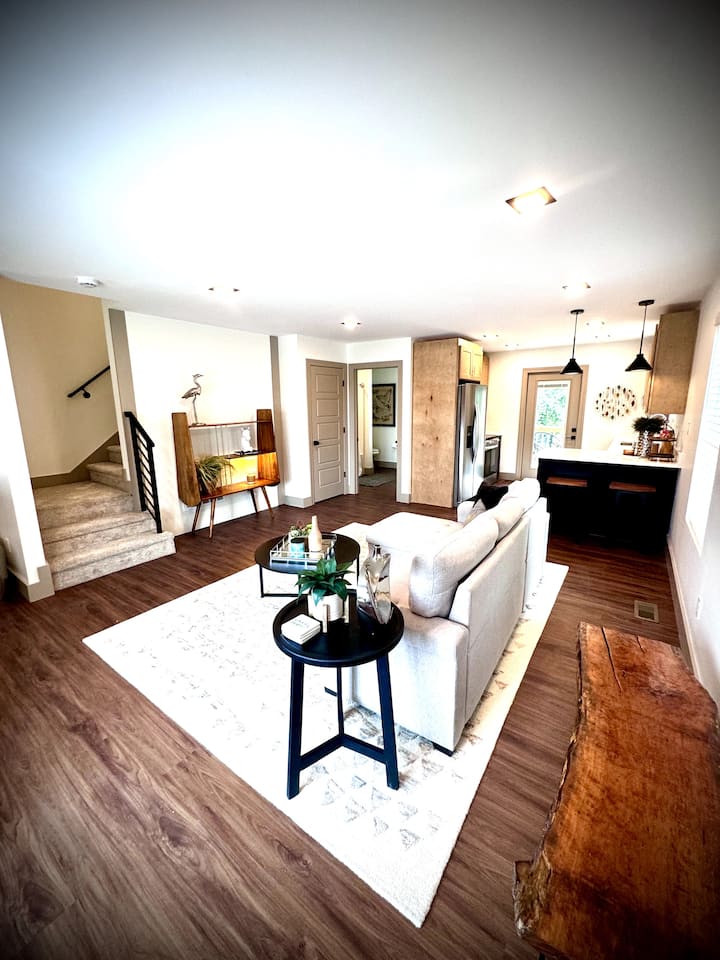 Convenient Luxury Townhouse - Knoxville, TN