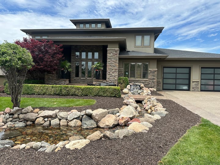 Spacious Elkhorn Escape - Omaha, NE