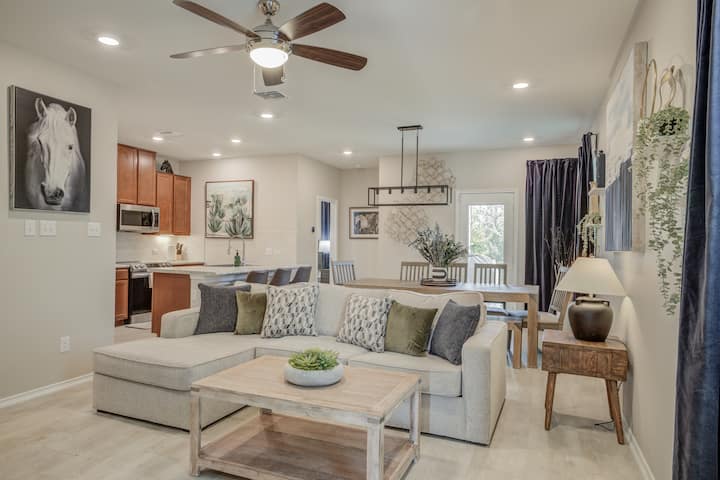 Gorgeous Long Term Close To Downtown Georgetown! - Georgetown, TX