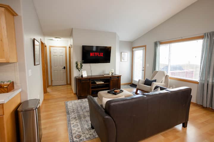 5 Beds I Fenced Yard, Pack N Play, King, 75" Tv - Fargo