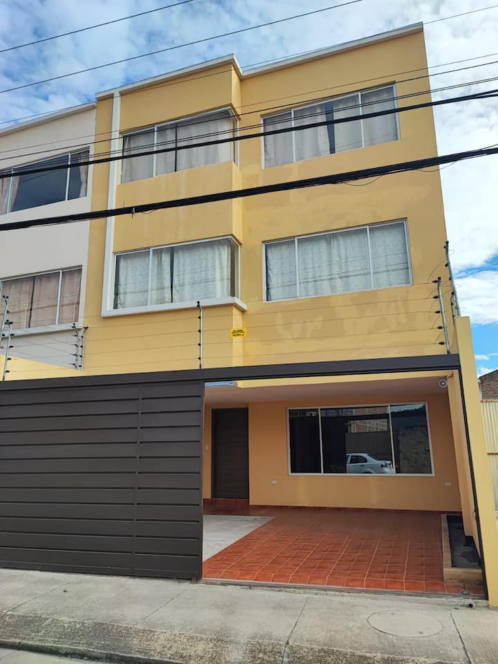 Casa Elegante Y Confortable - Cuenca