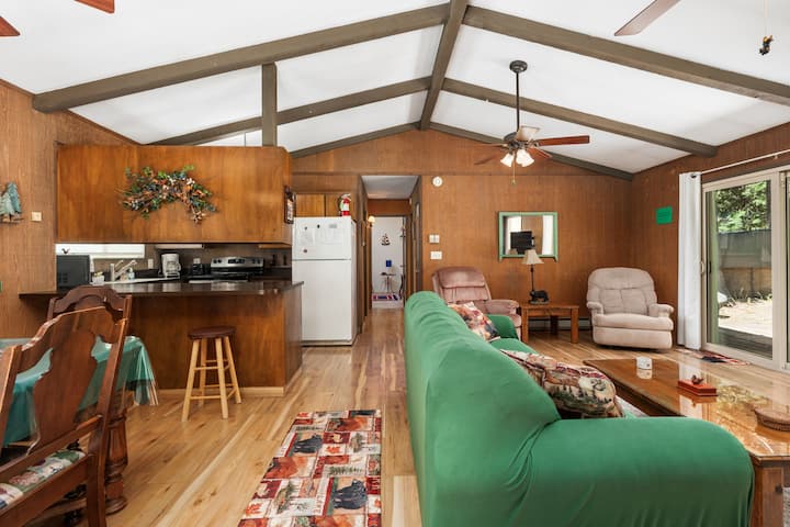 Happy Bear | Cozy Cabin Near Town & Lake - Shaver Lake, CA