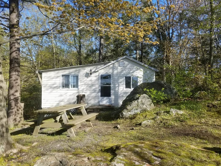 Pine Cottage, 2br Lakeview Cabin - Gananoque