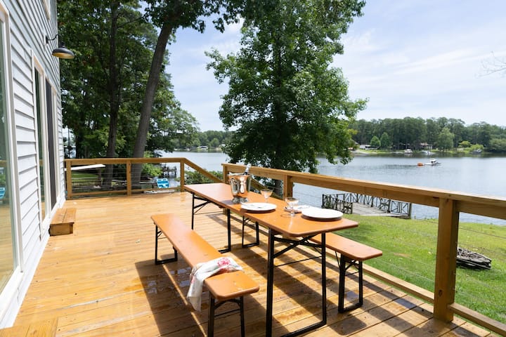 Charming Lake Cottage Retreat - Gilbert, SC