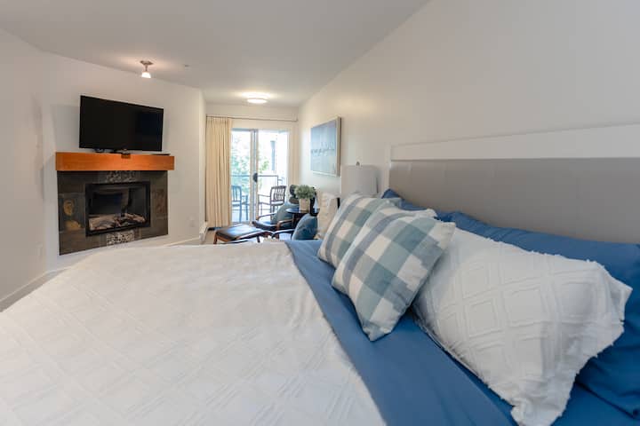 Ocean Breeze Seaside Studio Condo B - Parksville