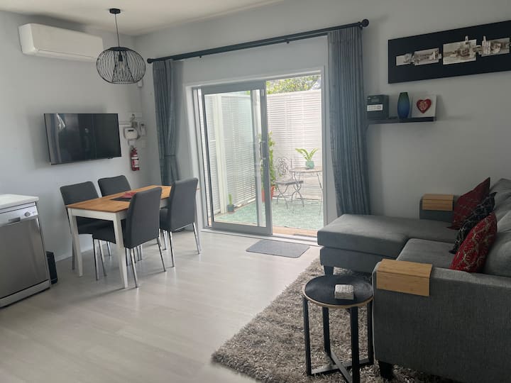 Smart And Stylish In Glen Eden - Auckland