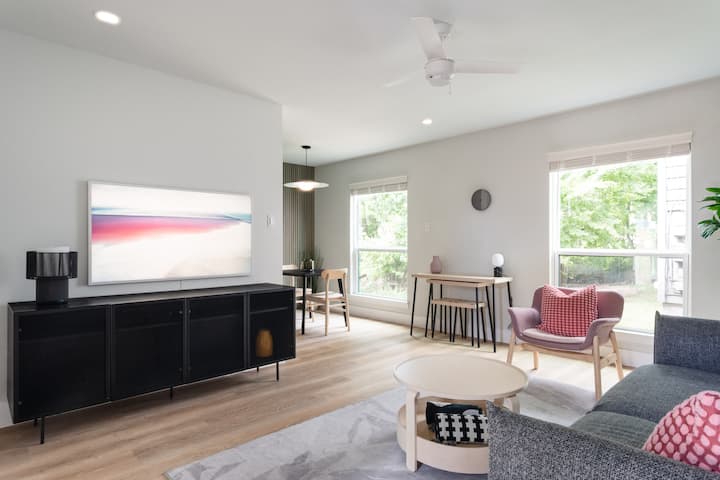 Cozy Rosie Condo + Workstation - Austin, TX