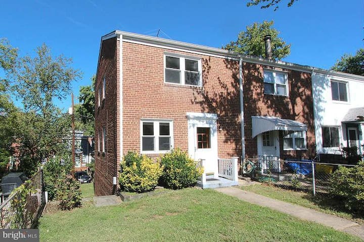 3 Level Townhouse Near King Street Metro - Alexandria, VA