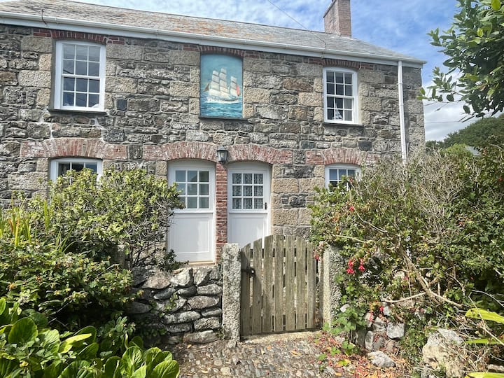 Ship Cottage - In Cadgwith Cove - Lizard