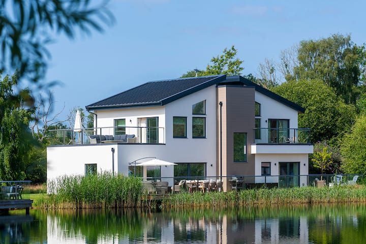 The Duck House | Dog-friendly Lakehouse + Hot Tub - Cirencester