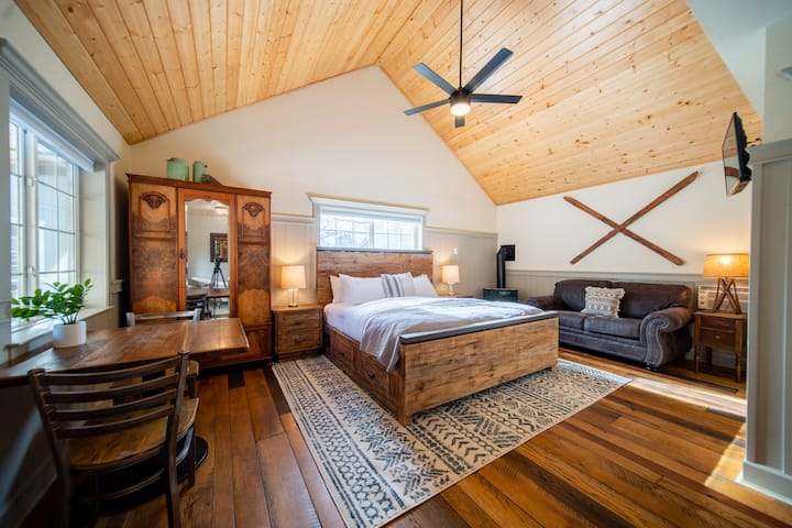 Shasta View Lodge | Cabin 2 - McCloud, CA