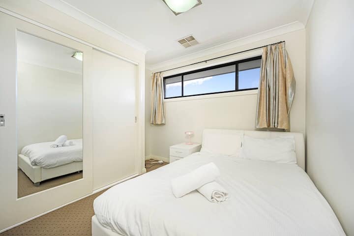 Room With Double Size Bed In Centre Jordan Springs - Penrith