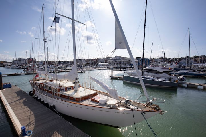 Super Stylish Classic Yacht Gunwharf Quays - Portsmouth