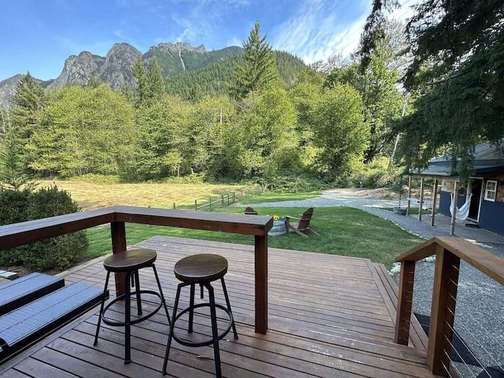 Mountain And Riverside Oasis - North Bend, WA