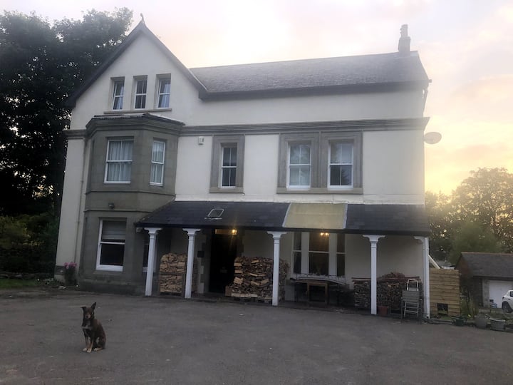 Large Welsh Farmhouse- Room No1 - Pontypridd